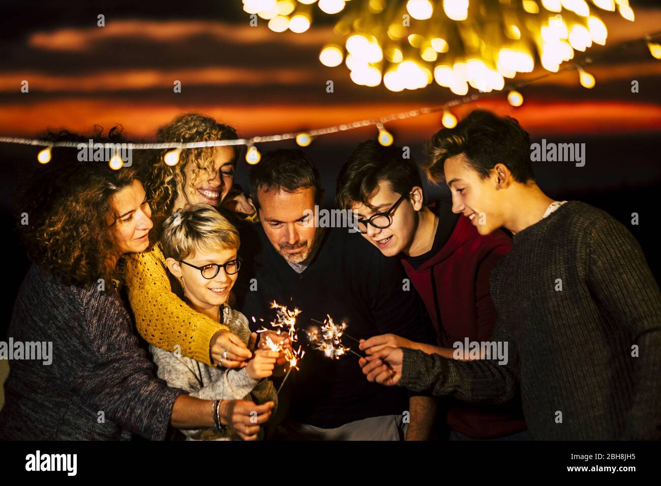Gruppe freunde familie familien -Fotos und -Bildmaterial in hoher ...