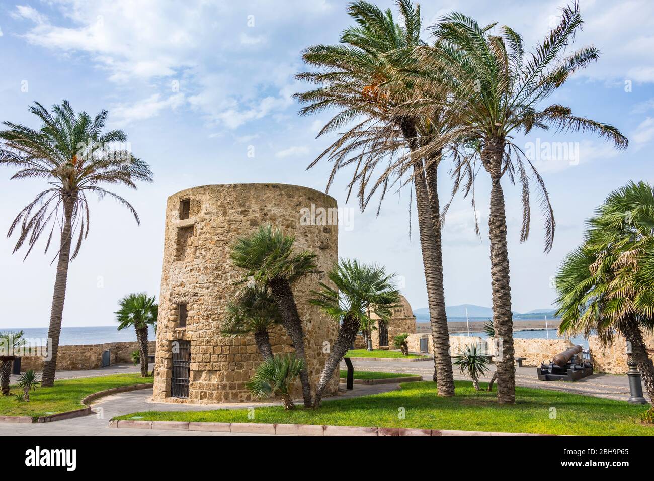Italien, Mittelmeer-Insel Sardinien (Sardegna), Alghero, Altstadt, Turm ...