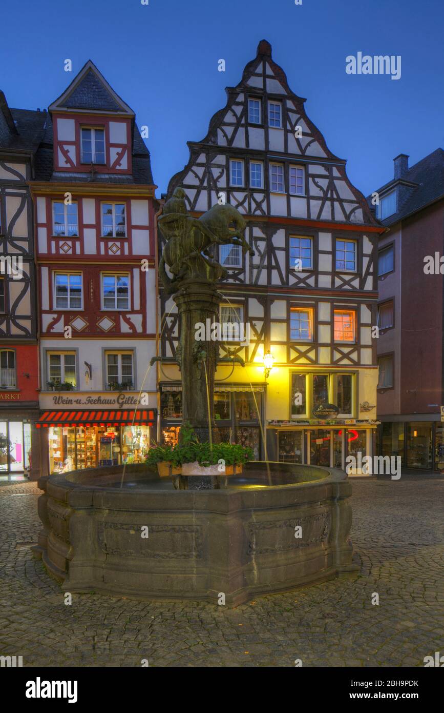 Marktplatz mit Fachwerkhäusern und Marktbrunnen, Cochem an der Mosel ...