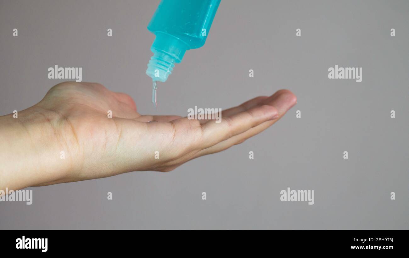 Hände desinfizieren. Einnahme von Desinfektion Alkohol Gel, um Virus ... Hände desinfizieren. Einnahme von Desinfektion Alkohol Gel, um Virus ...