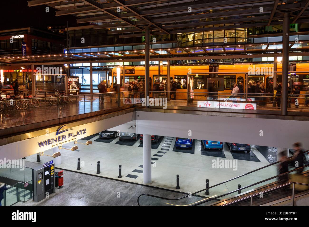 Dresden: Tiefgarage, Straßenbahnhaltestelle, Park & Ride-System, am ...