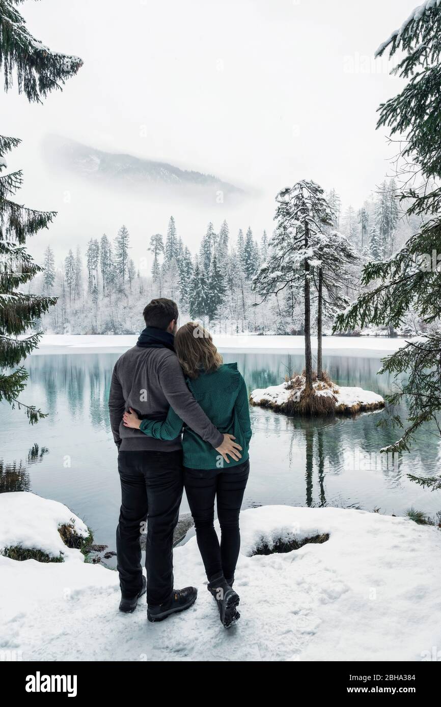 Eine kleine insel mit tannen und viel schnee -Fotos und -Bildmaterial ...