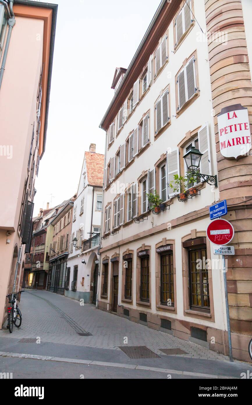 Straße Mit Historischen Altbauten Gesäumt Stockfotos und -bilder Kaufen ...