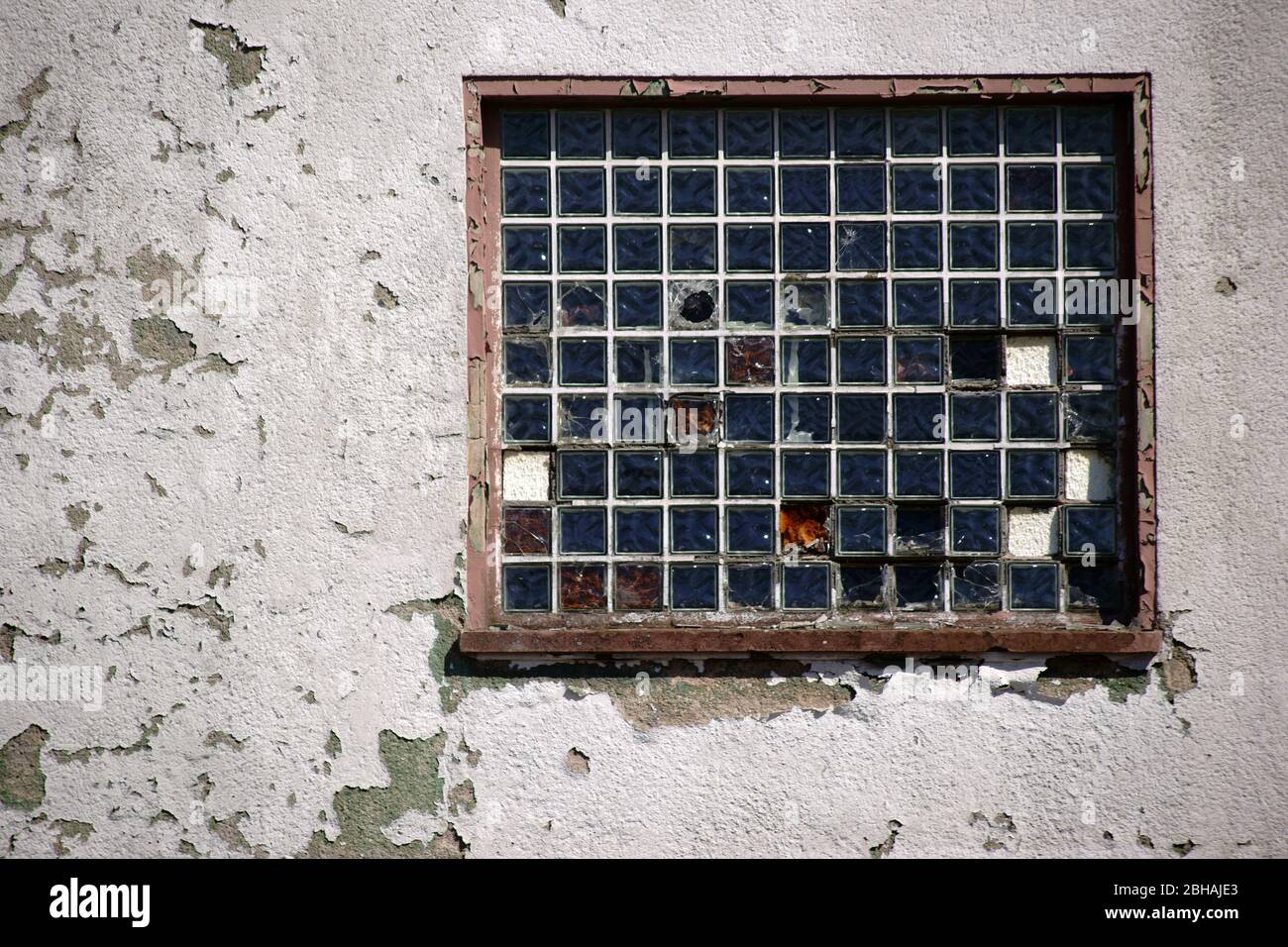 Die marode Fassade eines Wohnhauses einer ehemaligen Kaserne ...