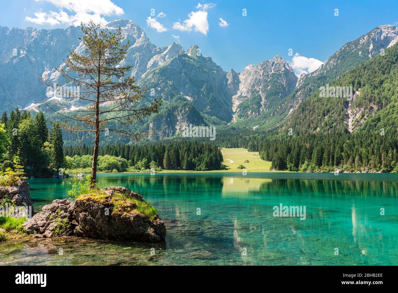 Superior Fusine See mit dem Berg Mangart im Hintergrund, Tarvisio ...