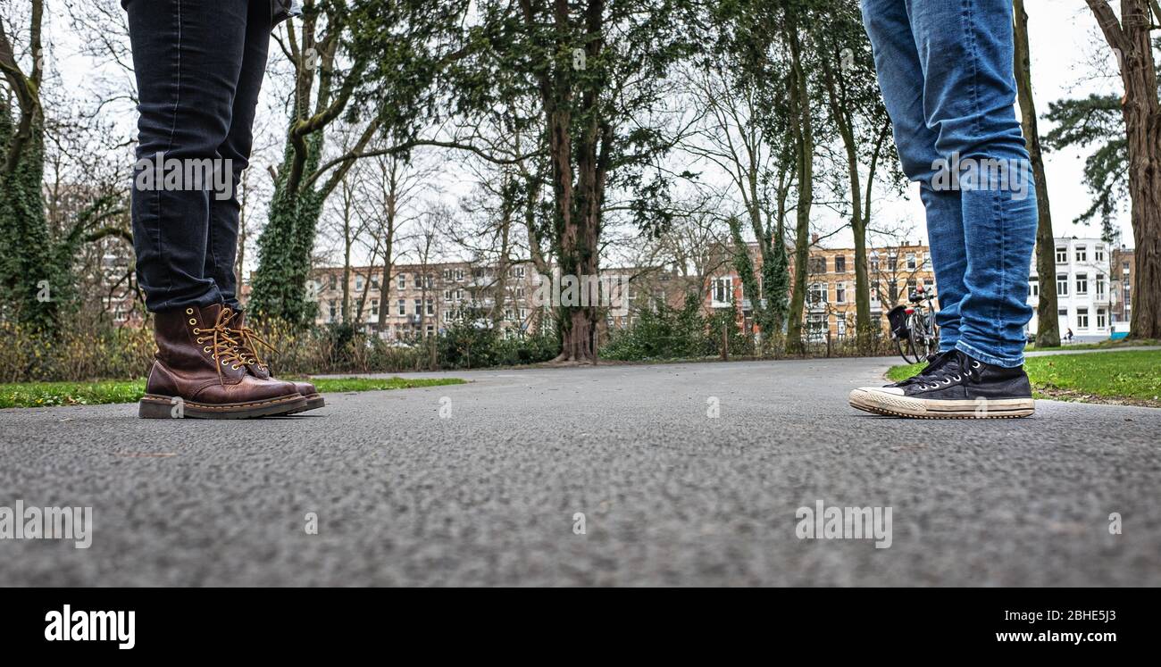 Mädchen Spreizte Ihre Beine Fotos Und Bildmaterial In Hoher Auflösung Alamy