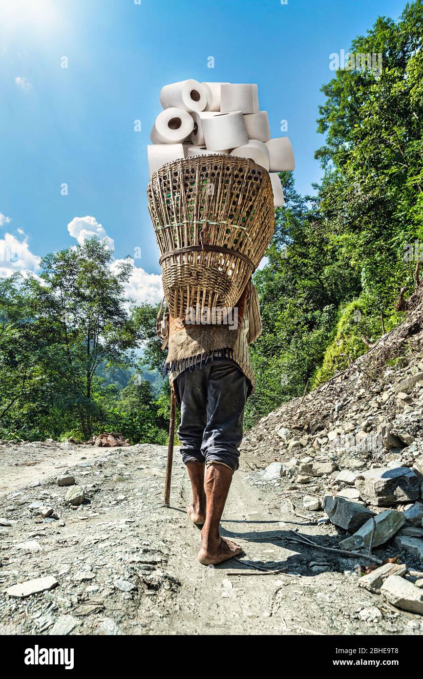Portier tragen versorgung -Fotos und -Bildmaterial in hoher Auflösung ...