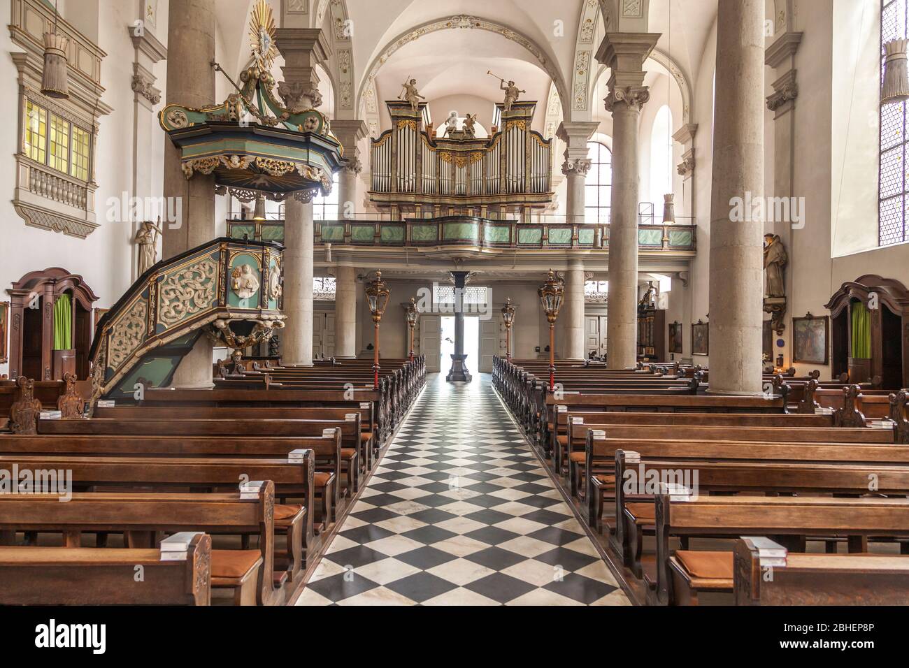 Innenraum mit Kirchenorgel der katholischen Kirche St. Maximilian ...