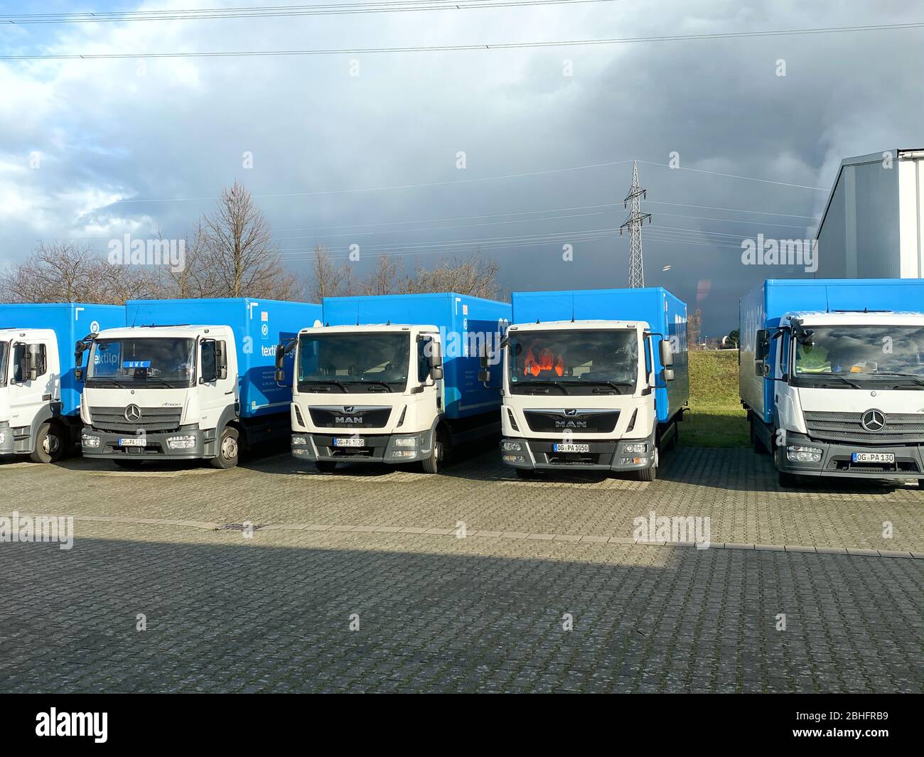 Berlin, Deutschland - 18. Jan 2020: In Folge werden mehrere Mercedes ...