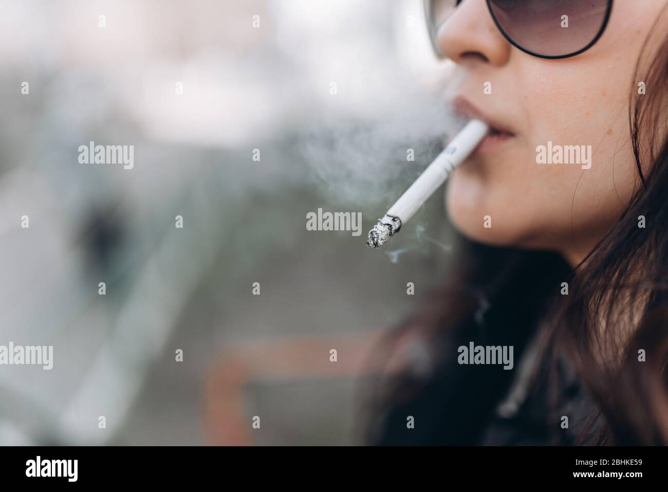 Rauchen mädchen -Fotos und -Bildmaterial in hoher Auflösung – Alamy