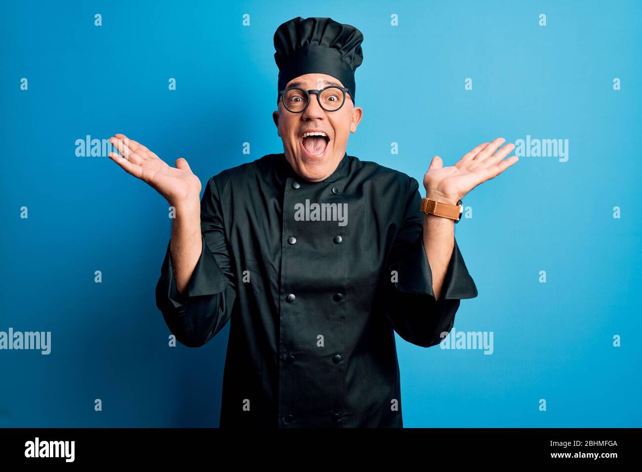 Mittelalter gutaussehende grauhaarige Koch Mann trägt Herd Uniform und ...