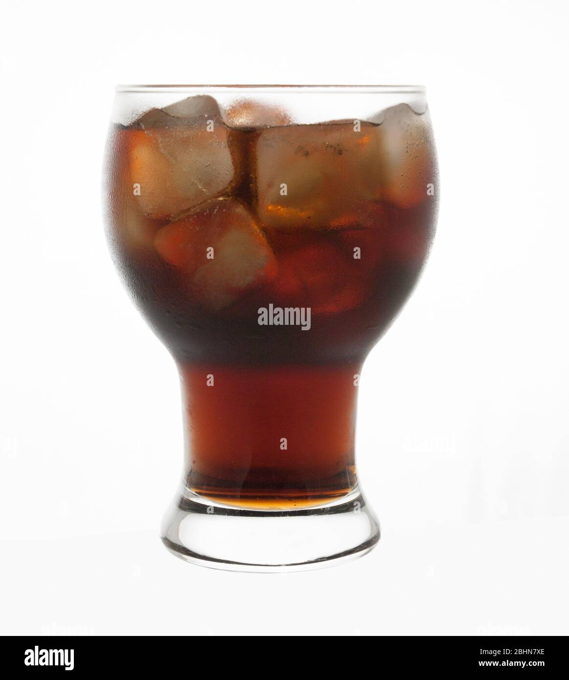 Pouring coca cola glass -Fotos und -Bildmaterial in hoher Auflösung – Alamy