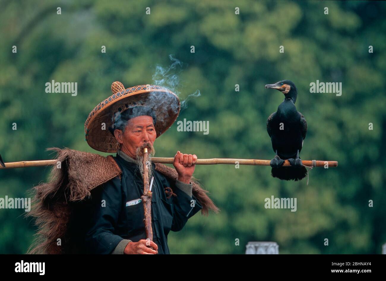 Traditioneller alter fischer, der mit seiner seine zigarettenpfeife ...