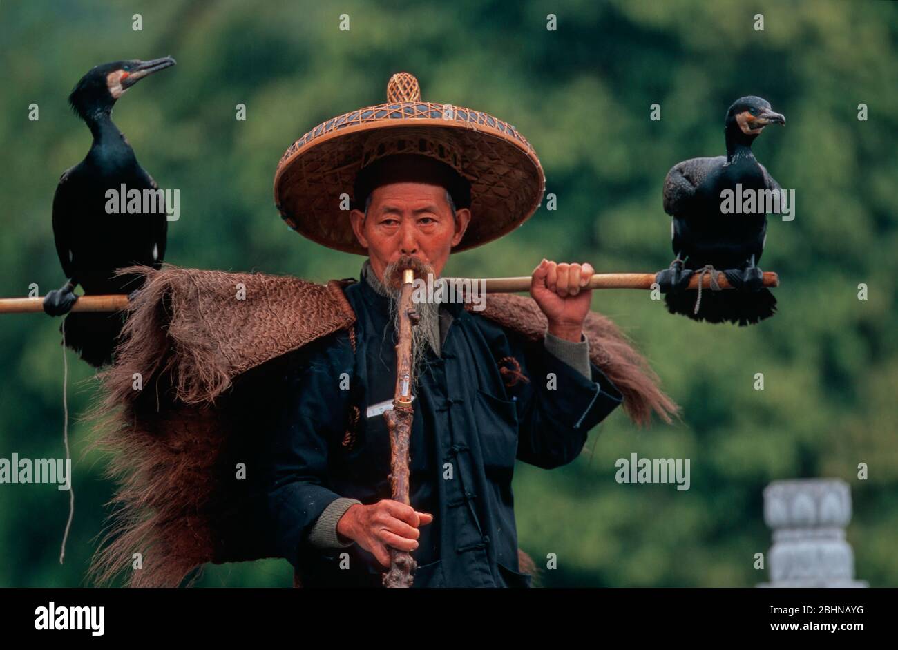 Traditioneller alter fischer, der mit seiner seine zigarettenpfeife ...