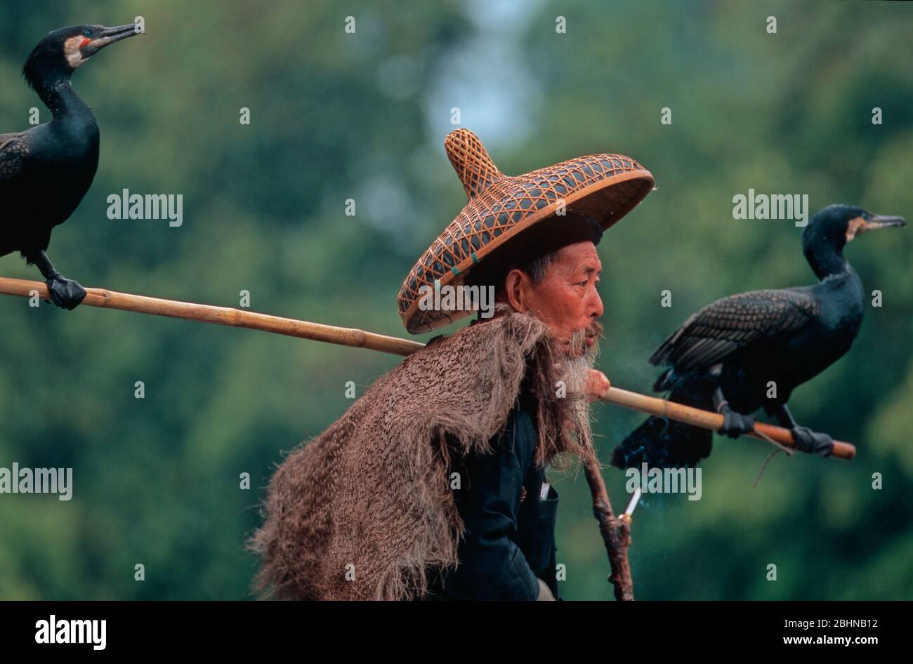 Traditioneller alter fischer, der mit seiner seine zigarettenpfeife ...