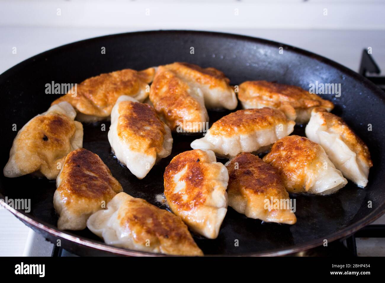 Nationale russische Küche. Pierogi oder Pyrohy, Vareniki, serviert mit ...