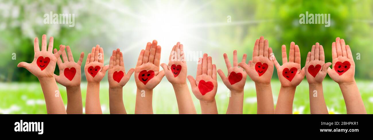 Kinder Hände Mit Herz-Symbol Und Smileys, Gras Wiese Als Hintergrund ...
