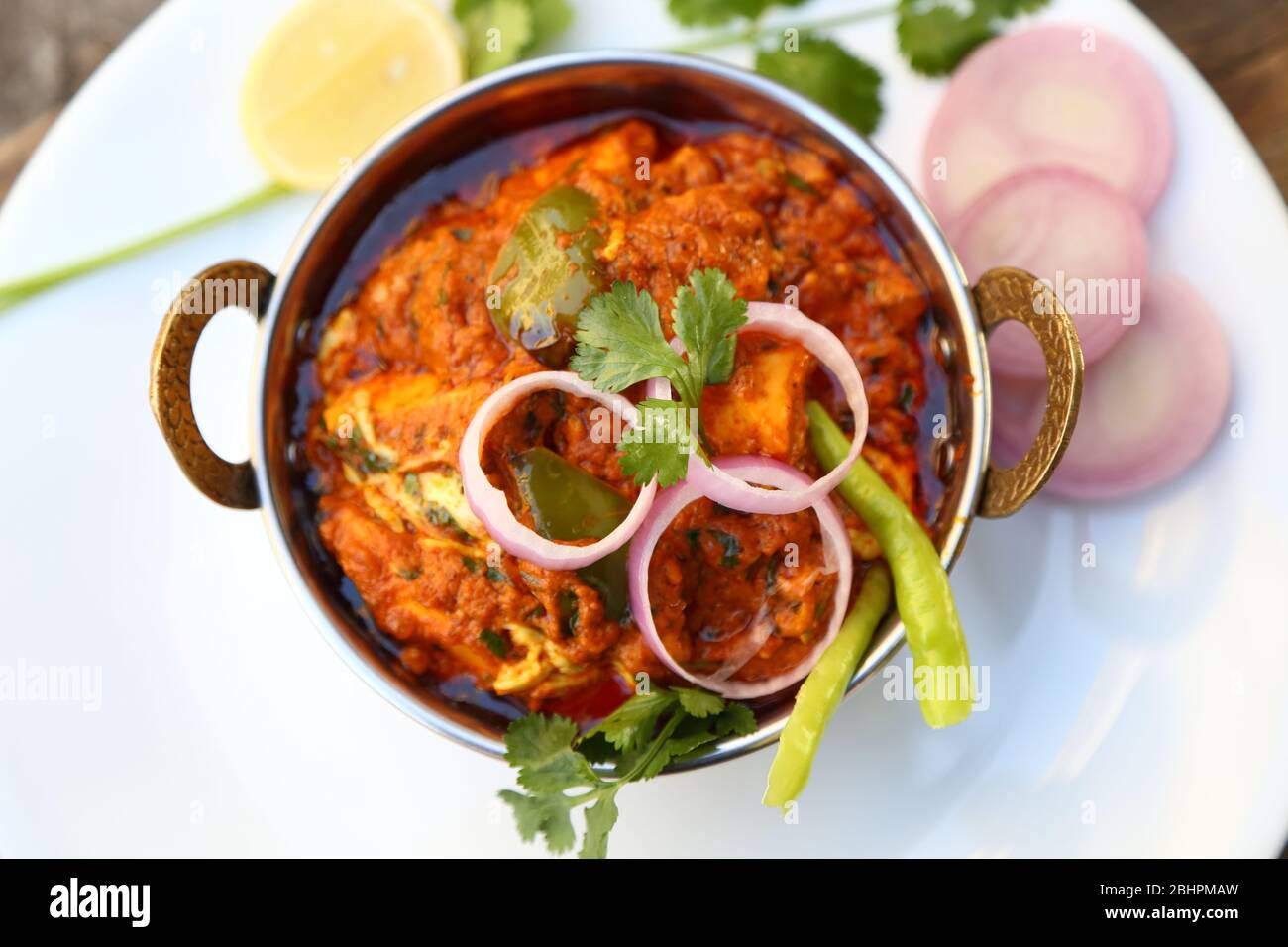 HÜTTENKÄSE IM INDISCHEN STIL VEGETARISCHES CURRY GERICHT. Kadai Paneer ...
