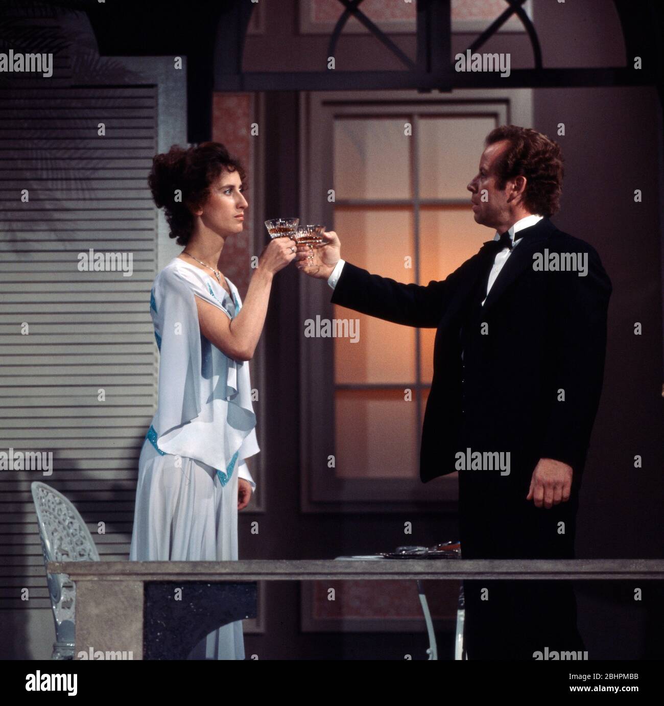 Beatrice Richter und Michel Hinz verhalten sich auf der Terrasse ...