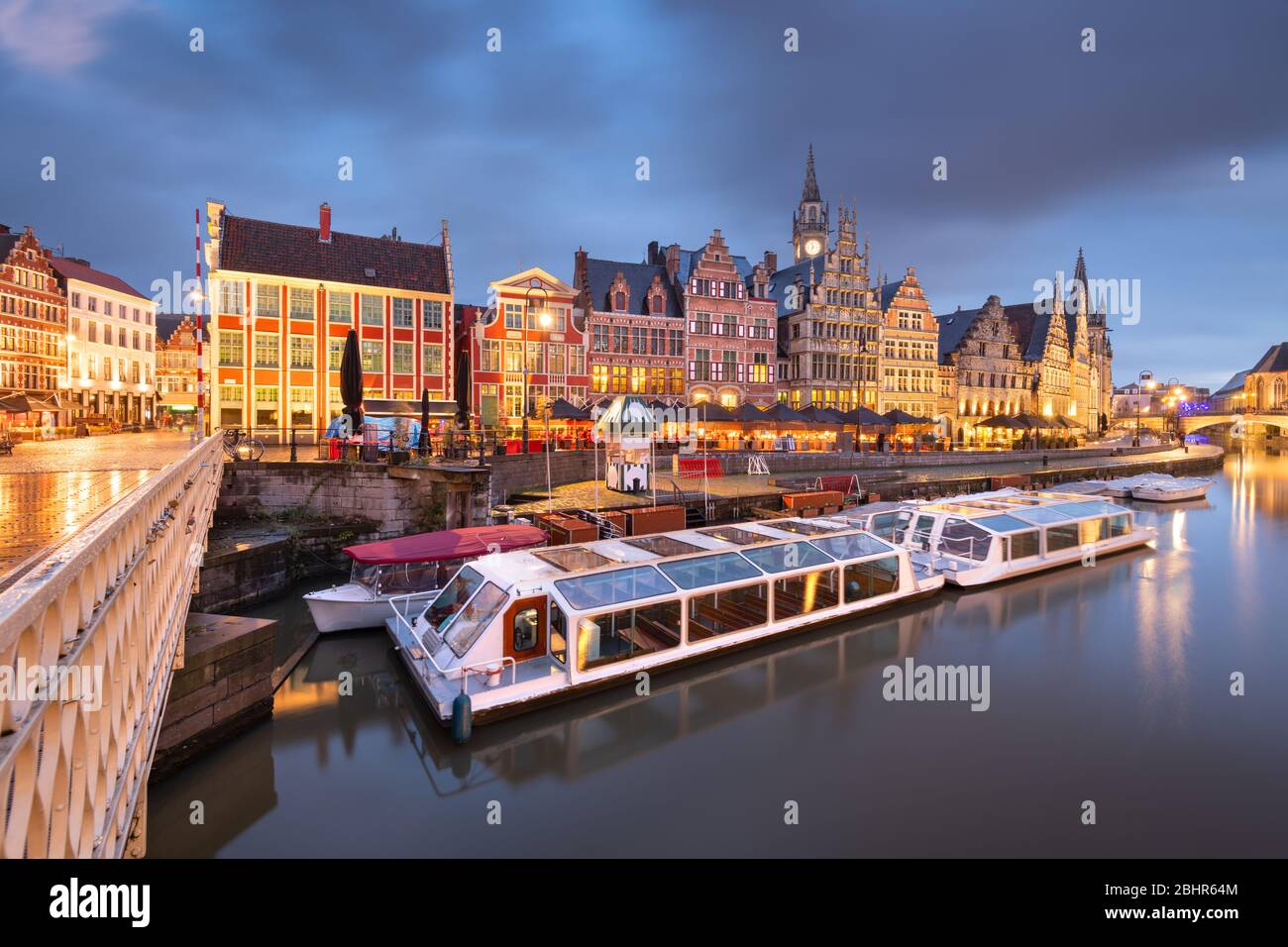Das Stadtbild der belgischen Altstadt von Gent aus der Graslei ist im ...
