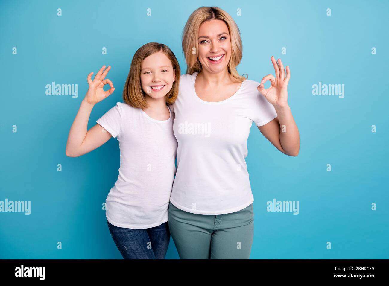 Foto von zwei Personen junge schöne Mutter Dame kleine Tochter gute ...