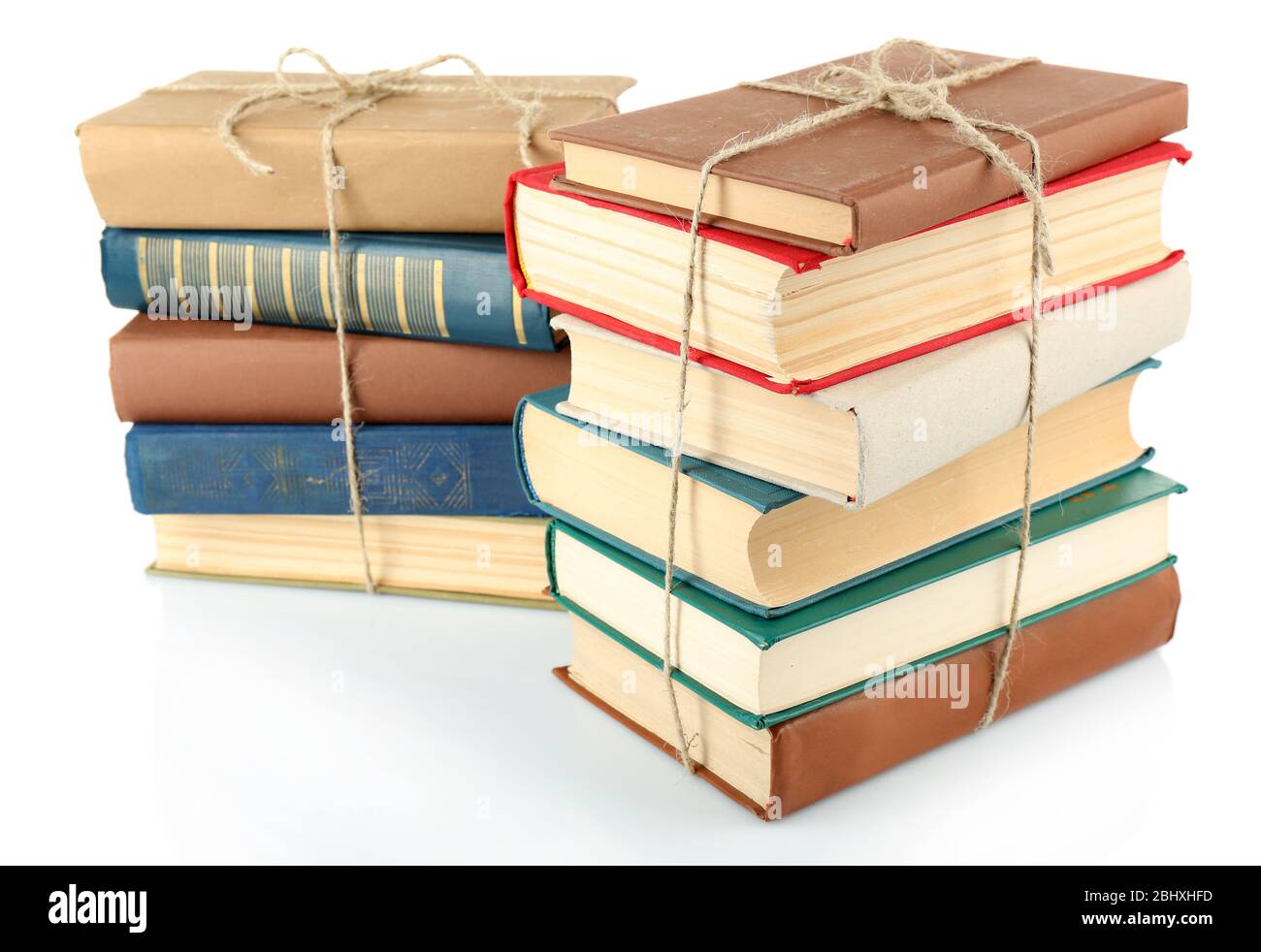 Stapel staubige bücher auf weißem hintergrund -Fotos und -Bildmaterial ...