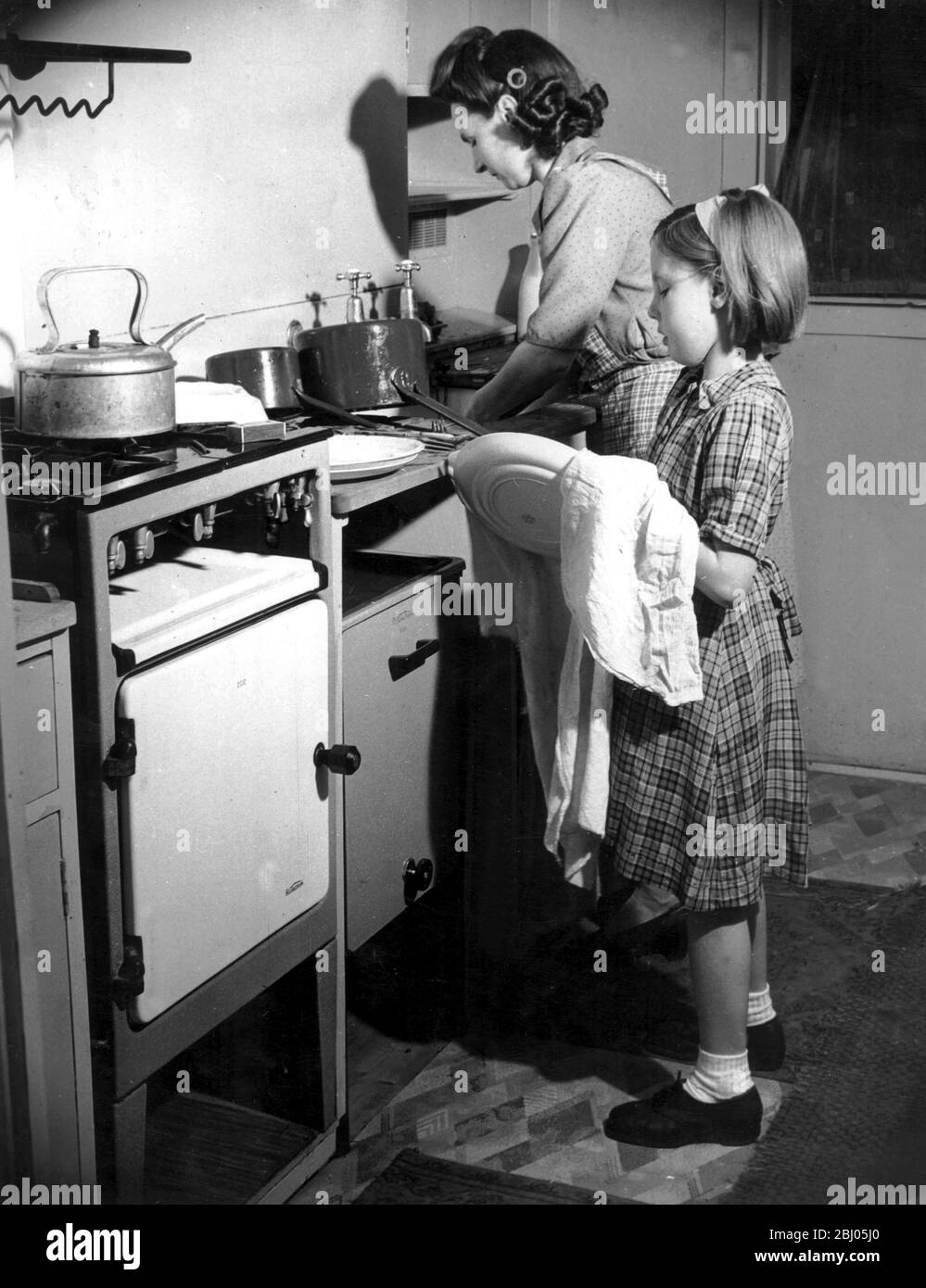 Hausfrauen 50er jahre -Fotos und -Bildmaterial in hoher Auflösung – Alamy