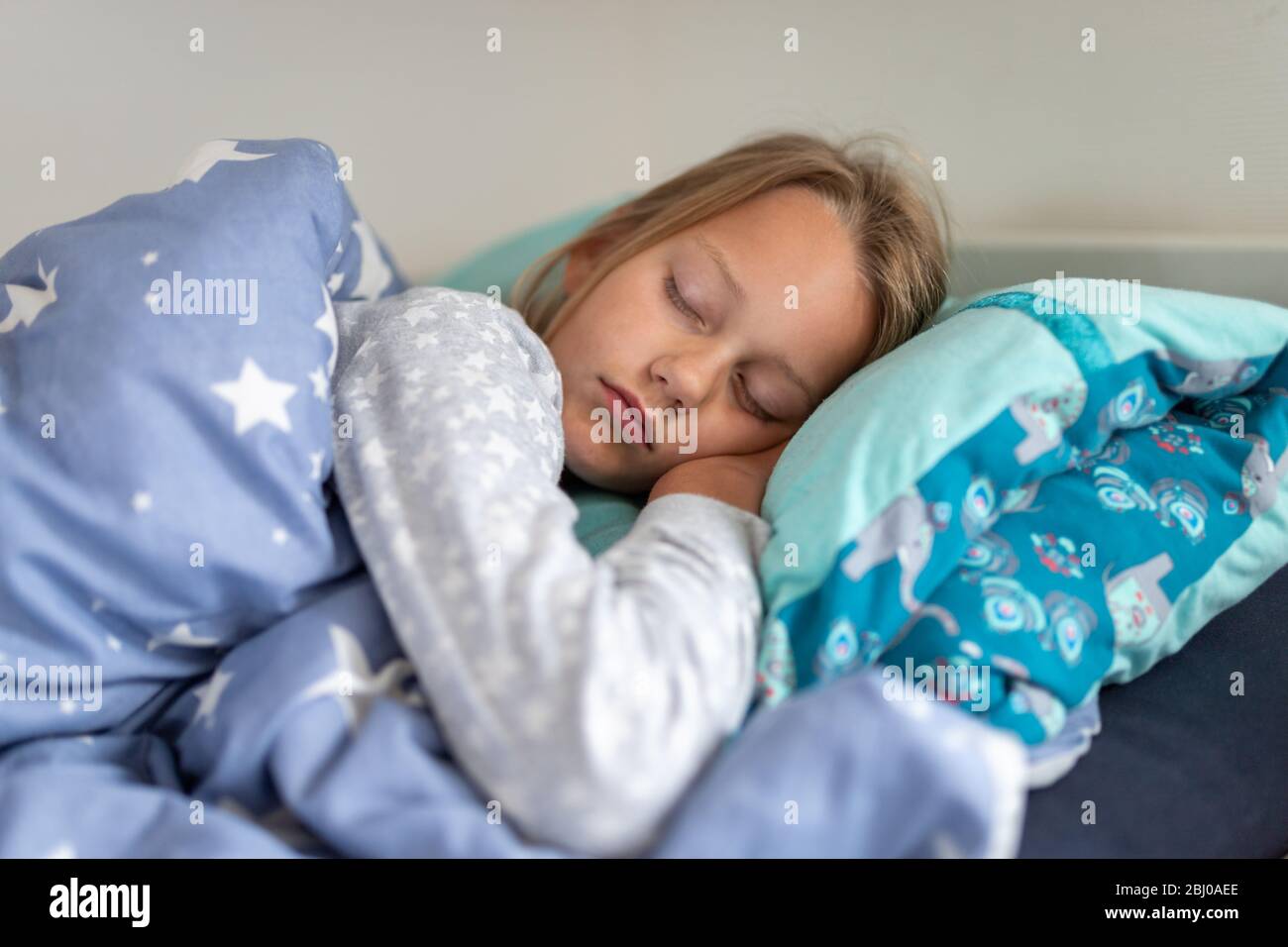Mädchen schläft -Fotos und -Bildmaterial in hoher Auflösung - Seite 5 - Alamy