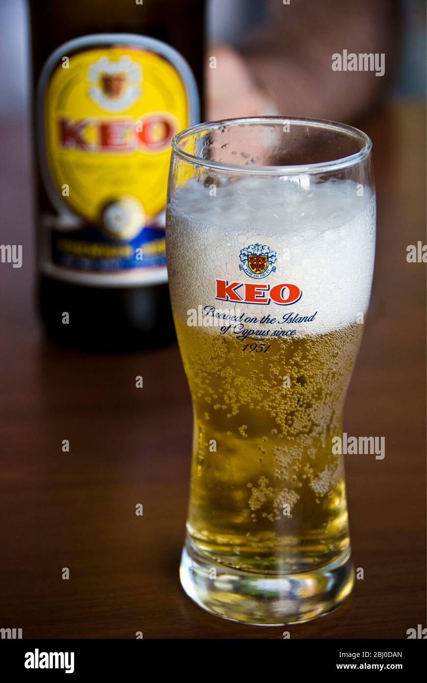 Ein Glas Keo Bier in der Bar im Süden Zyperns Stockfotografie - Alamy