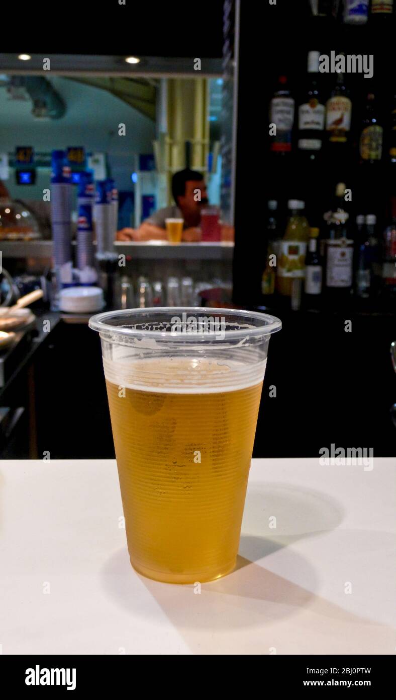 Flughafen Larnaca, Zypern. Bar mit Plastikglas Keo Bier Stockfotografie ...