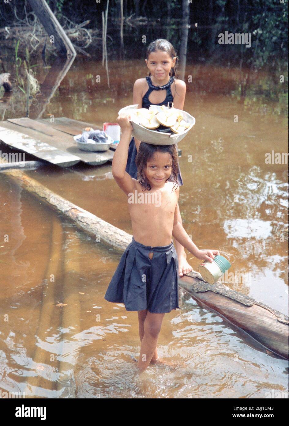 Indigene brasilien mädchen -Fotos und -Bildmaterial in hoher Auflösung ...