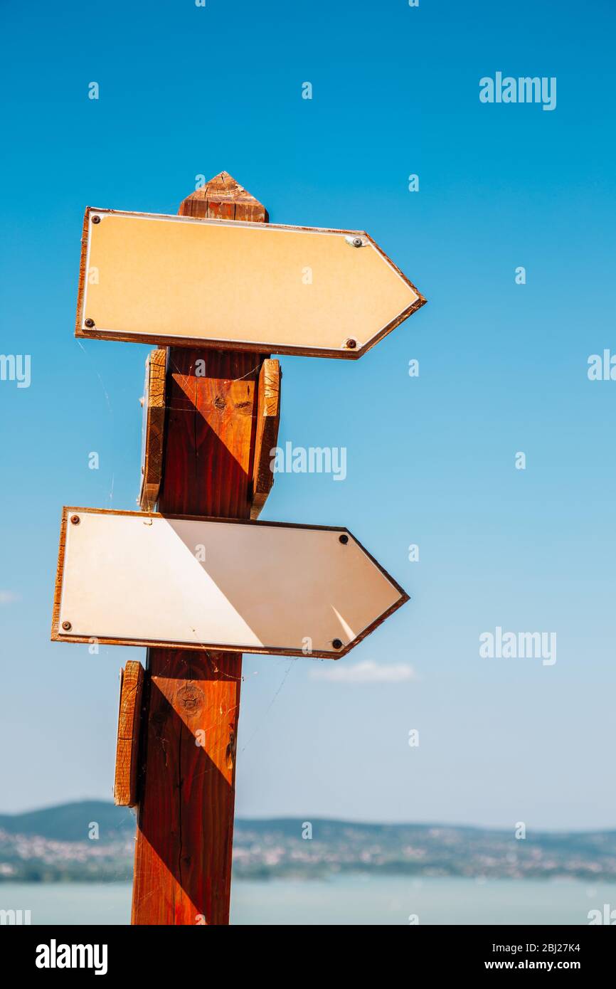 Pfeil Richtung Schild mit Balaton in Tihany, Ungarn Stockfotografie - Alamy