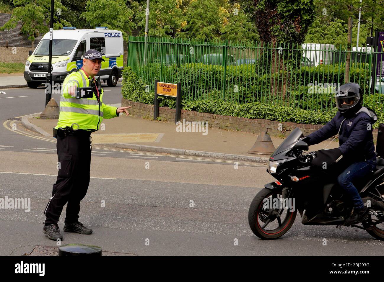 Traffic police hand signal -Fotos und -Bildmaterial in hoher Auflösung ...