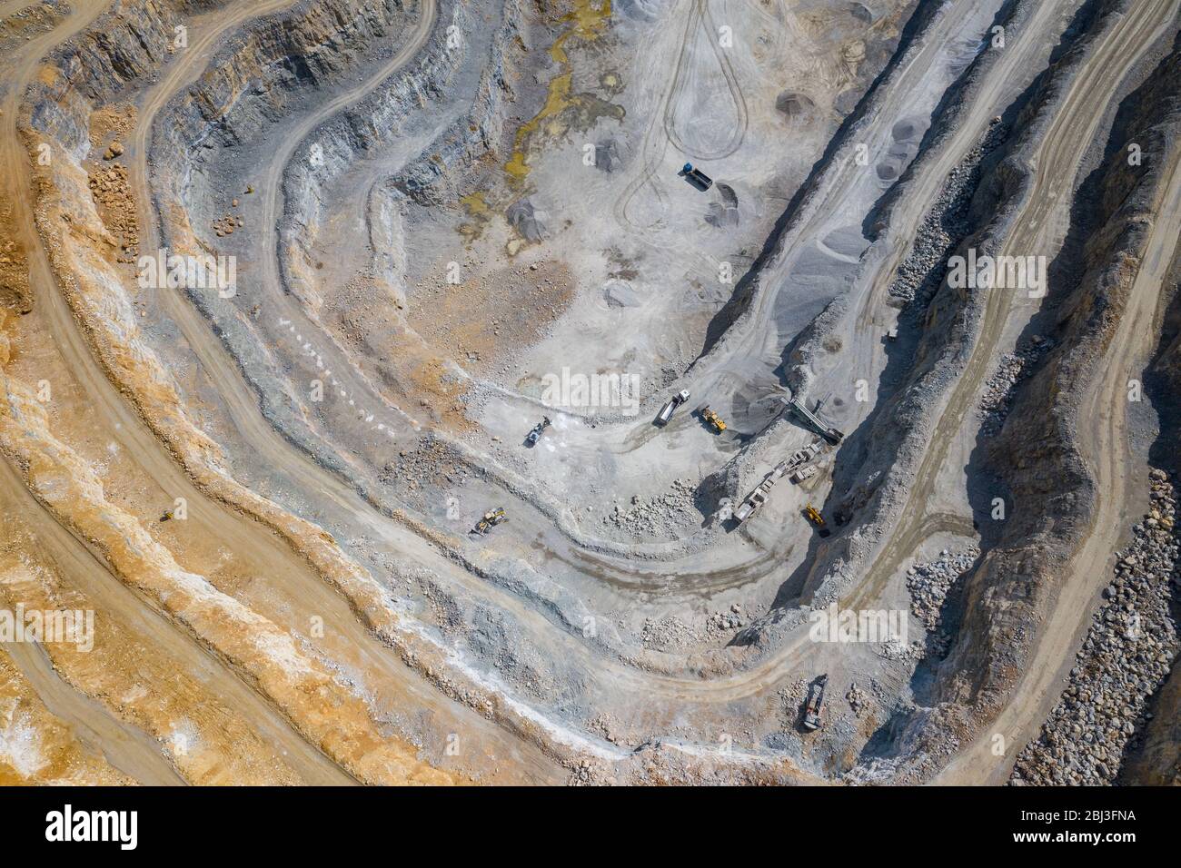 Bergbau von oben. Industrieterrassen auf Tagebau Mineralmine ...