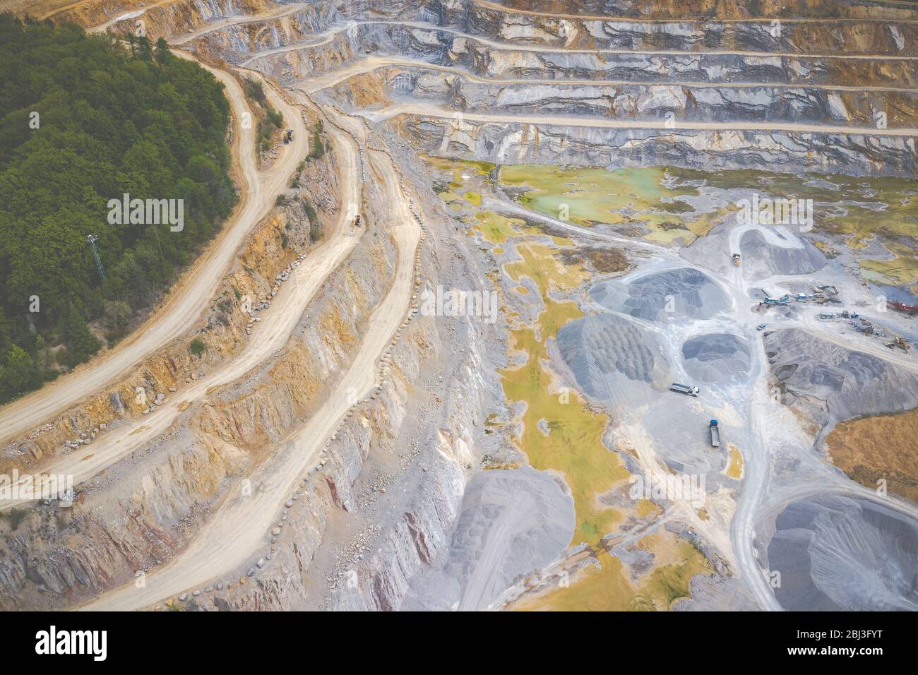 Bergbau von oben. Industrieterrassen auf Tagebau Mineralmine ...