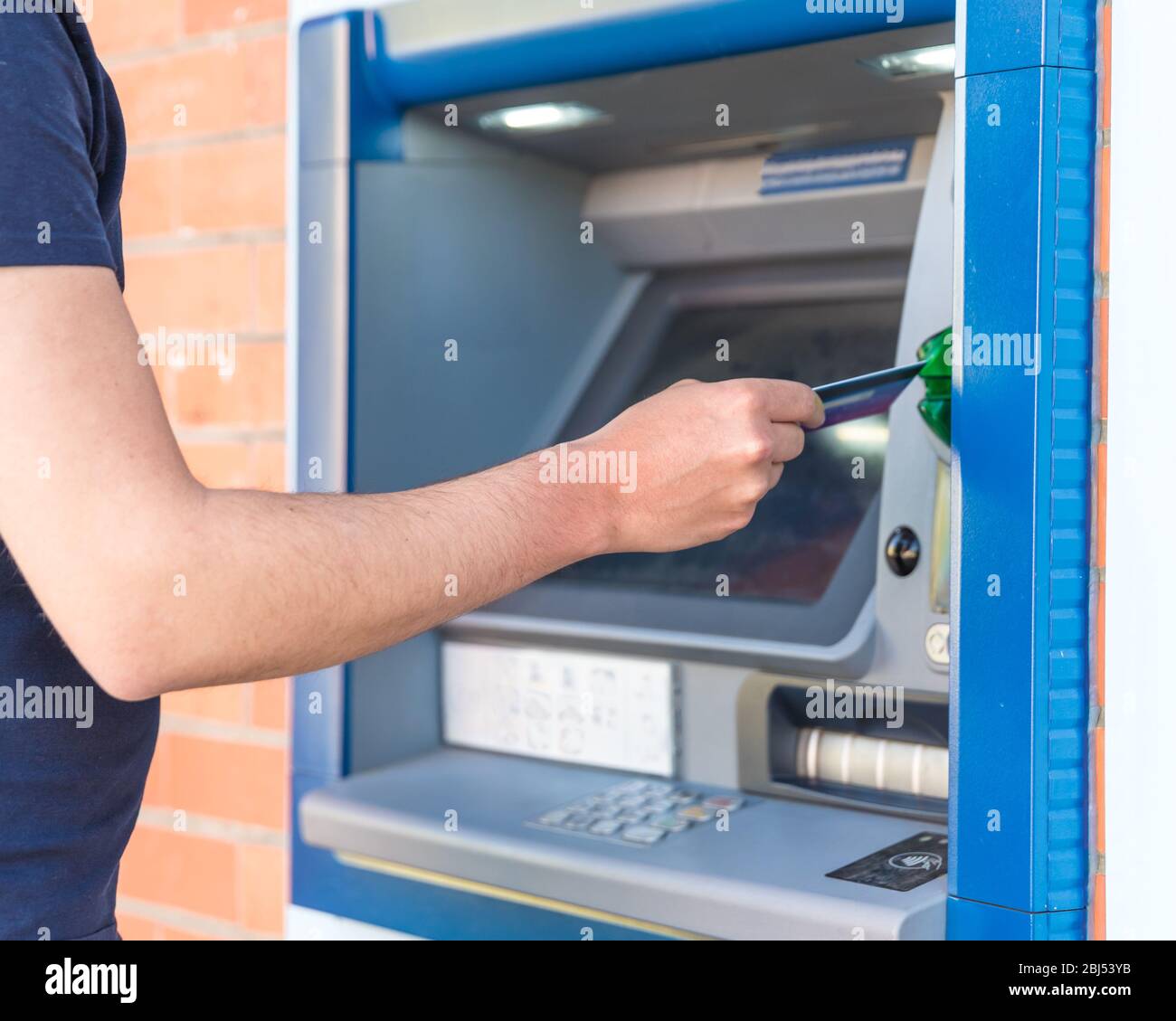 Atm karte geld geld hand einfügen -Fotos und -Bildmaterial in hoher ...