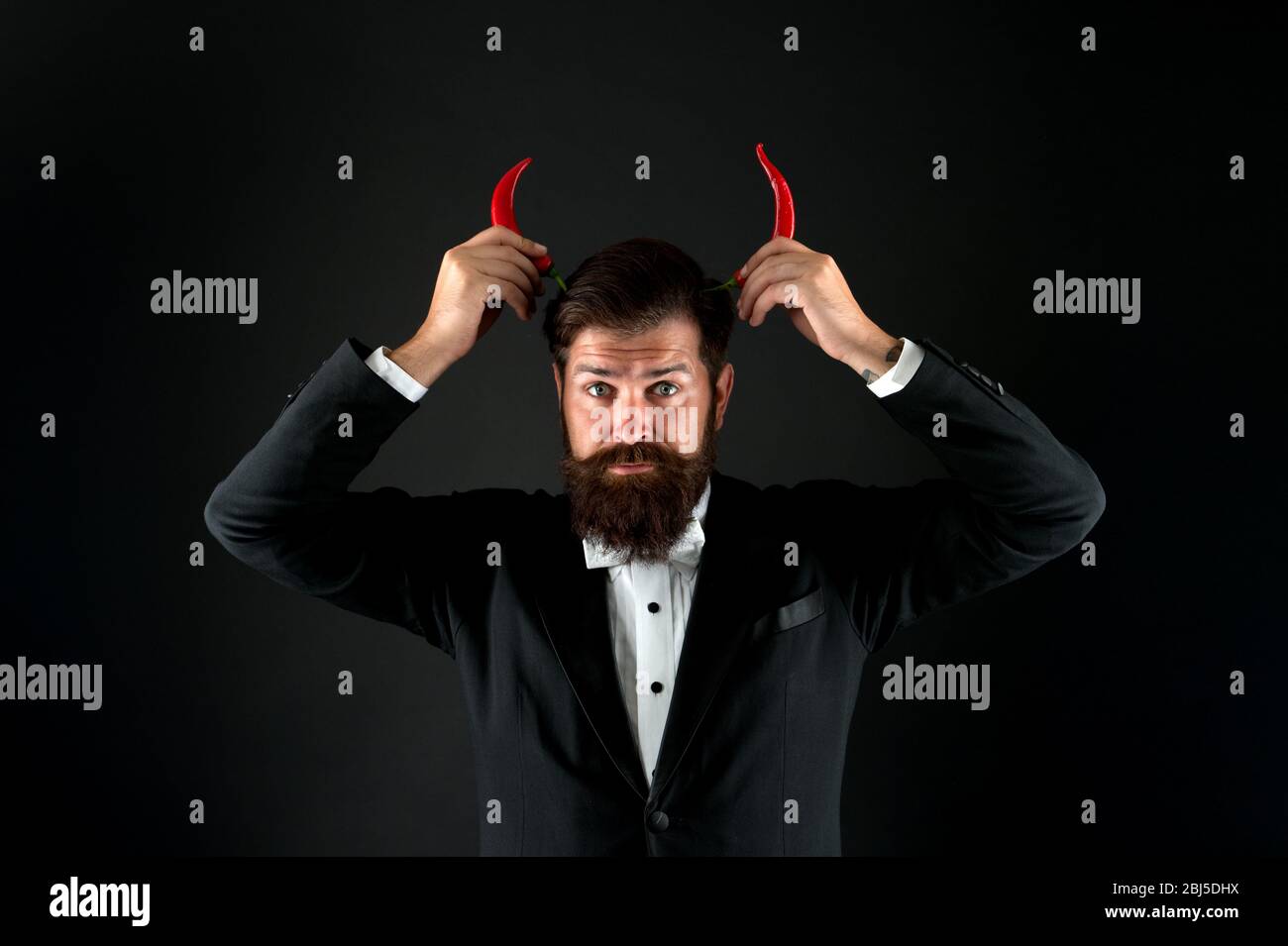 Heiß wie die Hölle. Schöner Macho mag würzigen Geschmack. Mann hält ...