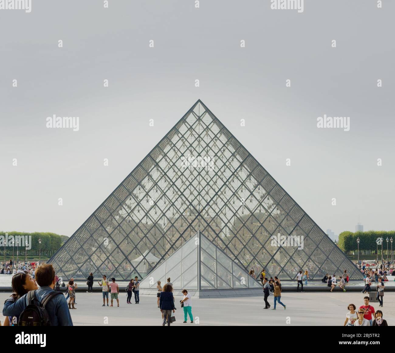 PARIS - 17. SEPTEMBER 2014: Die Pyramide des Louvre im Peis. Das Louvre Museum ist eines der ...