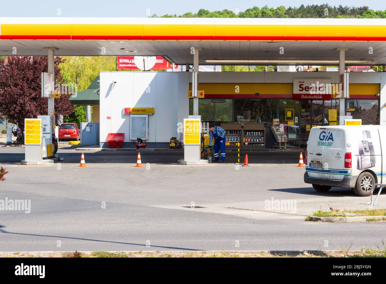 Kraftstoff und tankstelle -Fotos und -Bildmaterial in hoher Auflösung ...