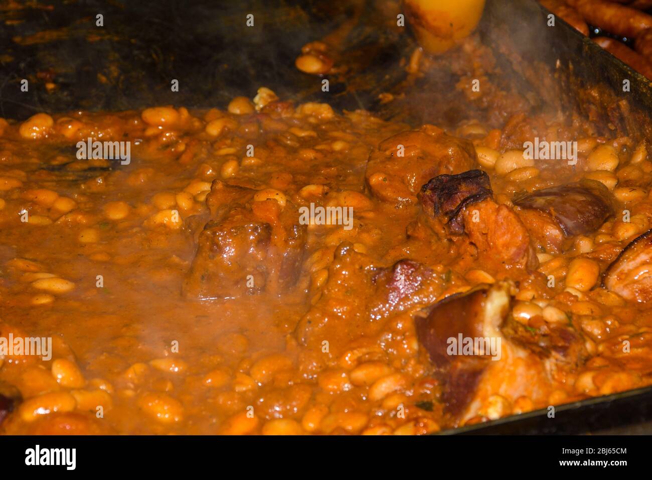 Bohnen Eintopf, Chili sin Carne, große Topf auf Feuer Kochen während ...