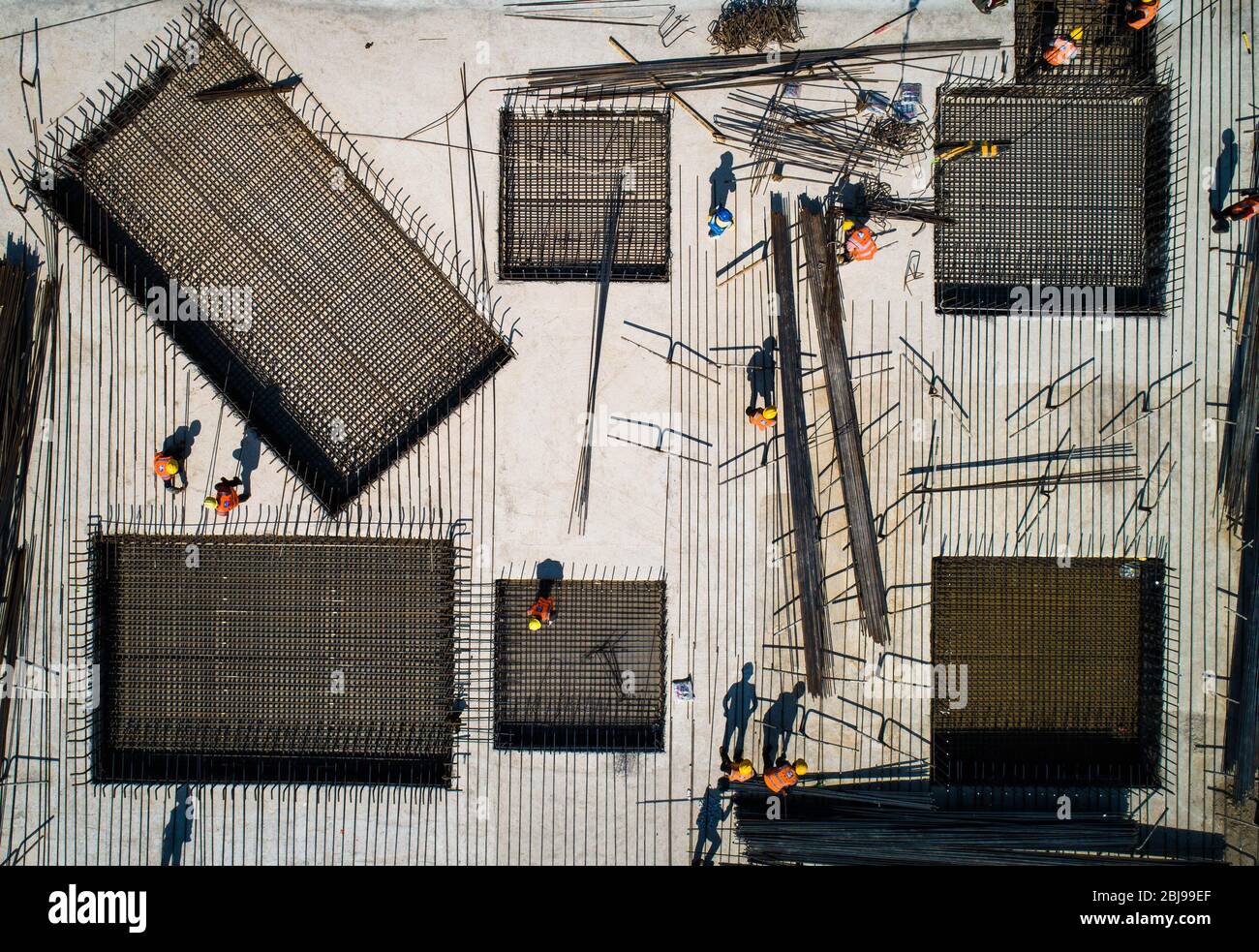 Peking, Chinas Provinz Hubei. April 2020. Menschen arbeiten auf der ...