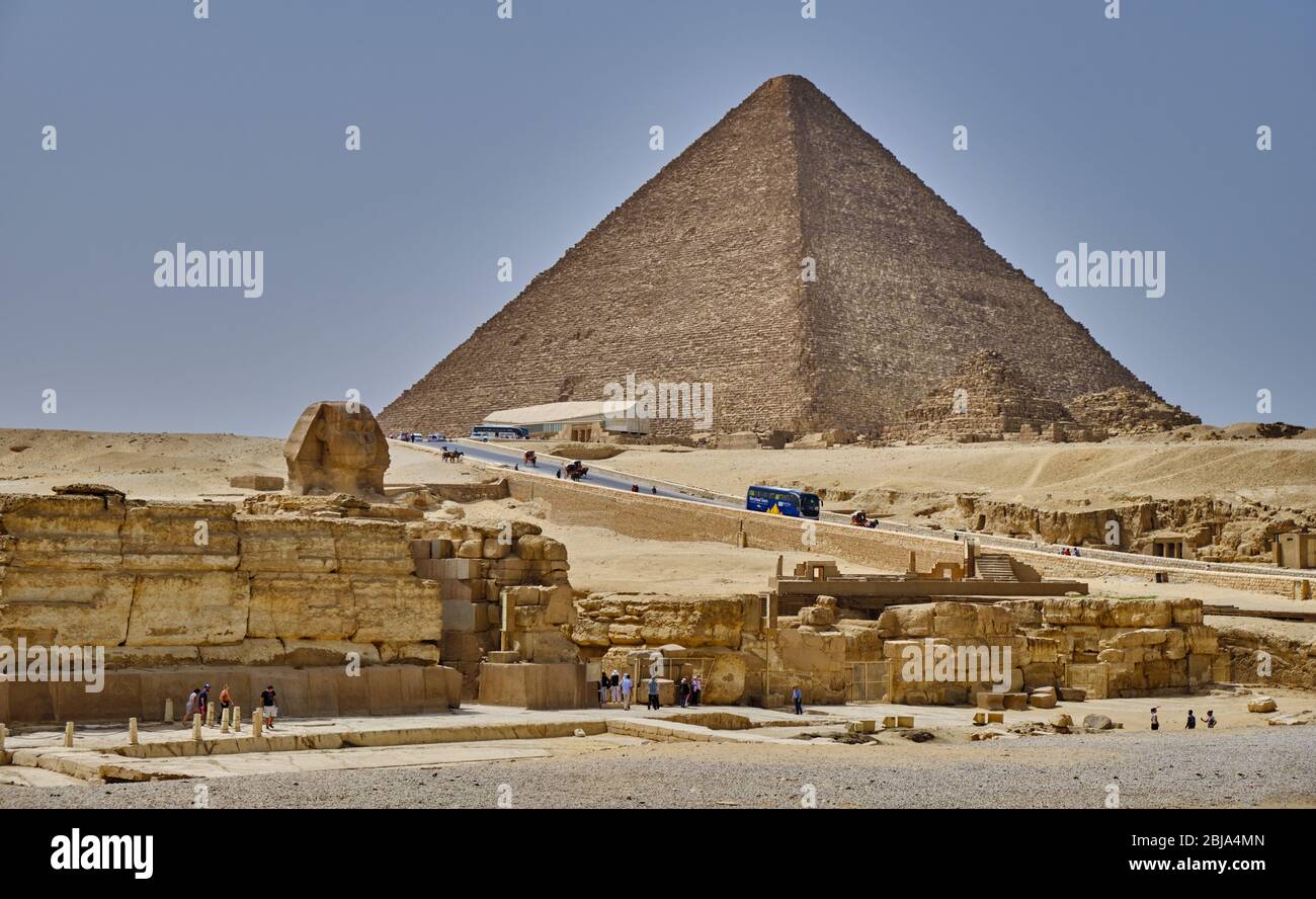 Gizeh Plateau, Kairo / Ägypten - 25. Mai 2019: Touristen besuchen das ...