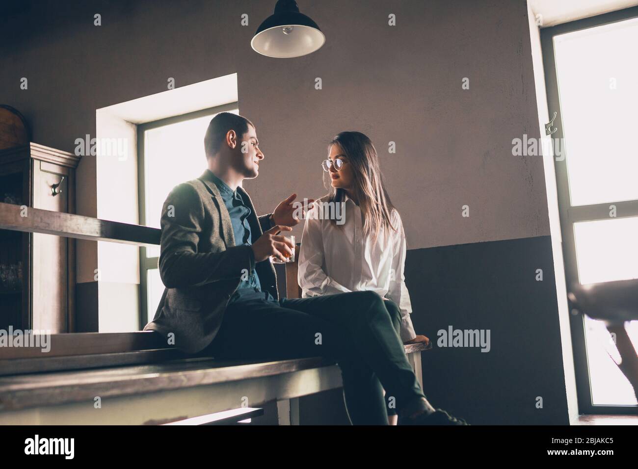 Fröhlicher kaukasischer Mann und Frau, die sich unterhalten, im Alco ...