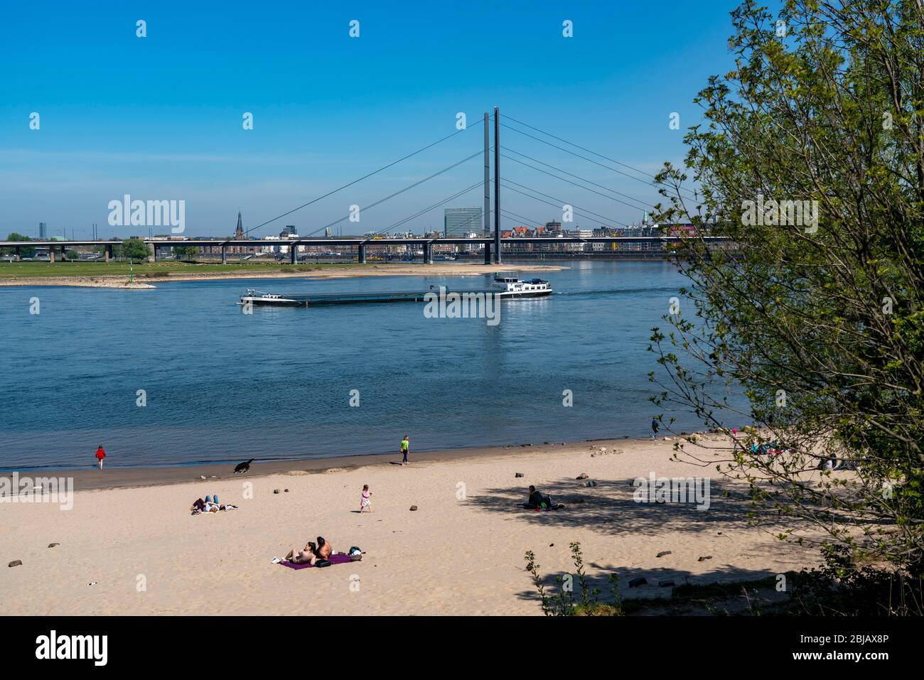 Der Rhein bei DŸsseldorf, Rheinstrand am Hafen, Skyline ...