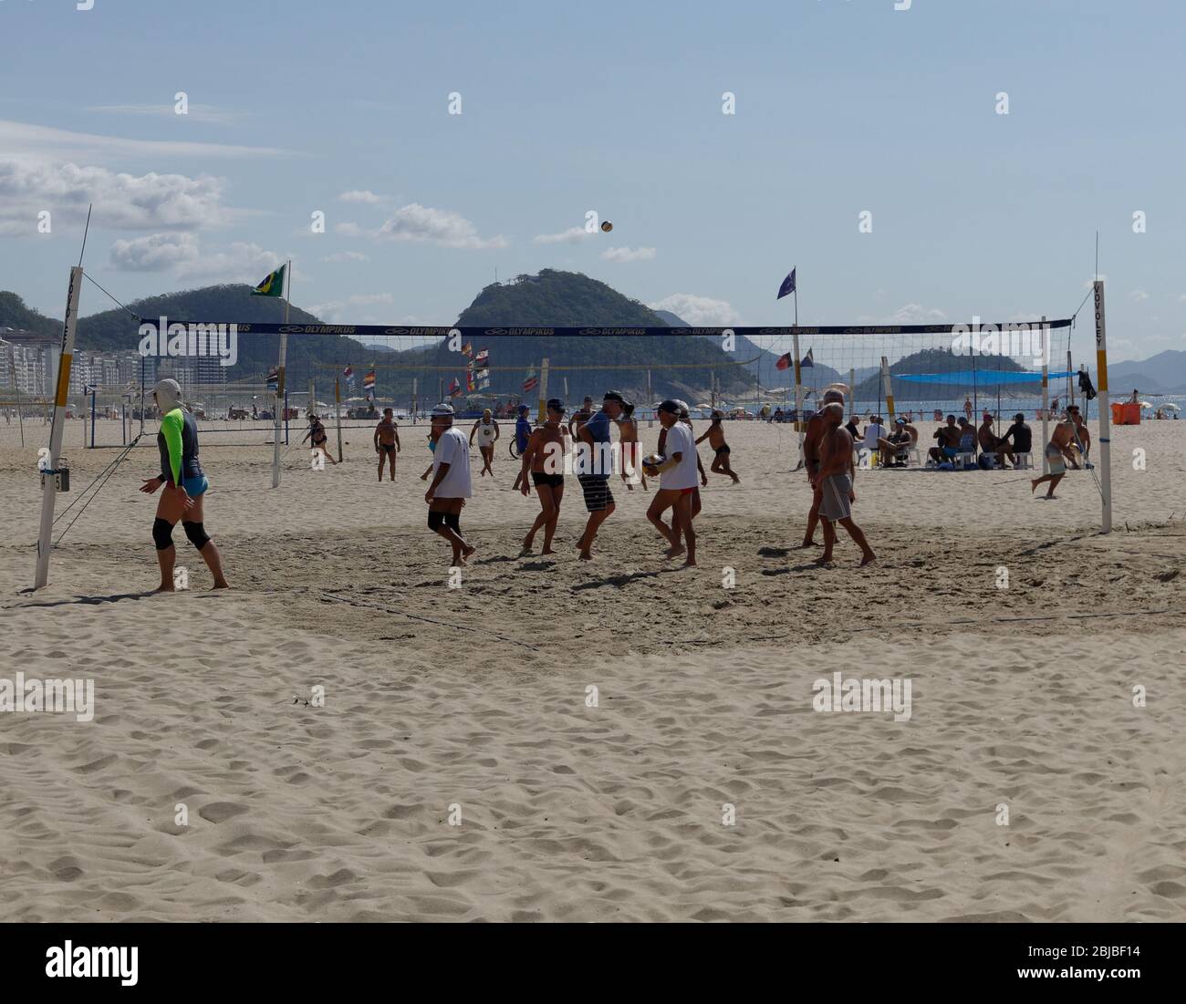 Volleyball spielen am strand copacabana strand rio de janeiro -Fotos ...