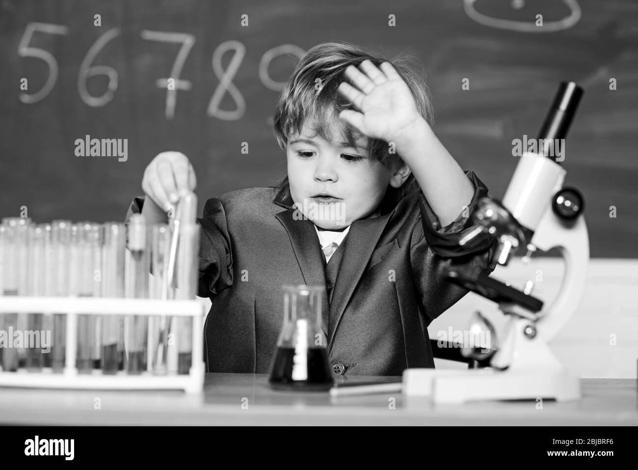 Kleinkind genius Baby. Junge in der Nähe von Mikroskop und ...