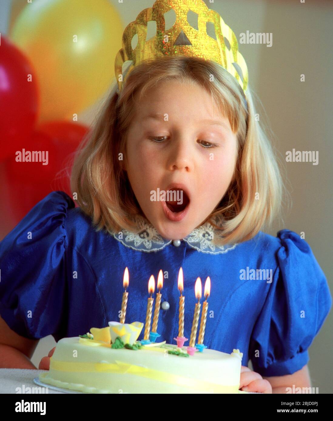 1990 GEBURTSTAGSTORTE Junges blondes Mädchen 6 Jahre alt, das Kerzen ... 1990 GEBURTSTAGSTORTE Junges blondes Mädchen 6 Jahre alt, das Kerzen ...