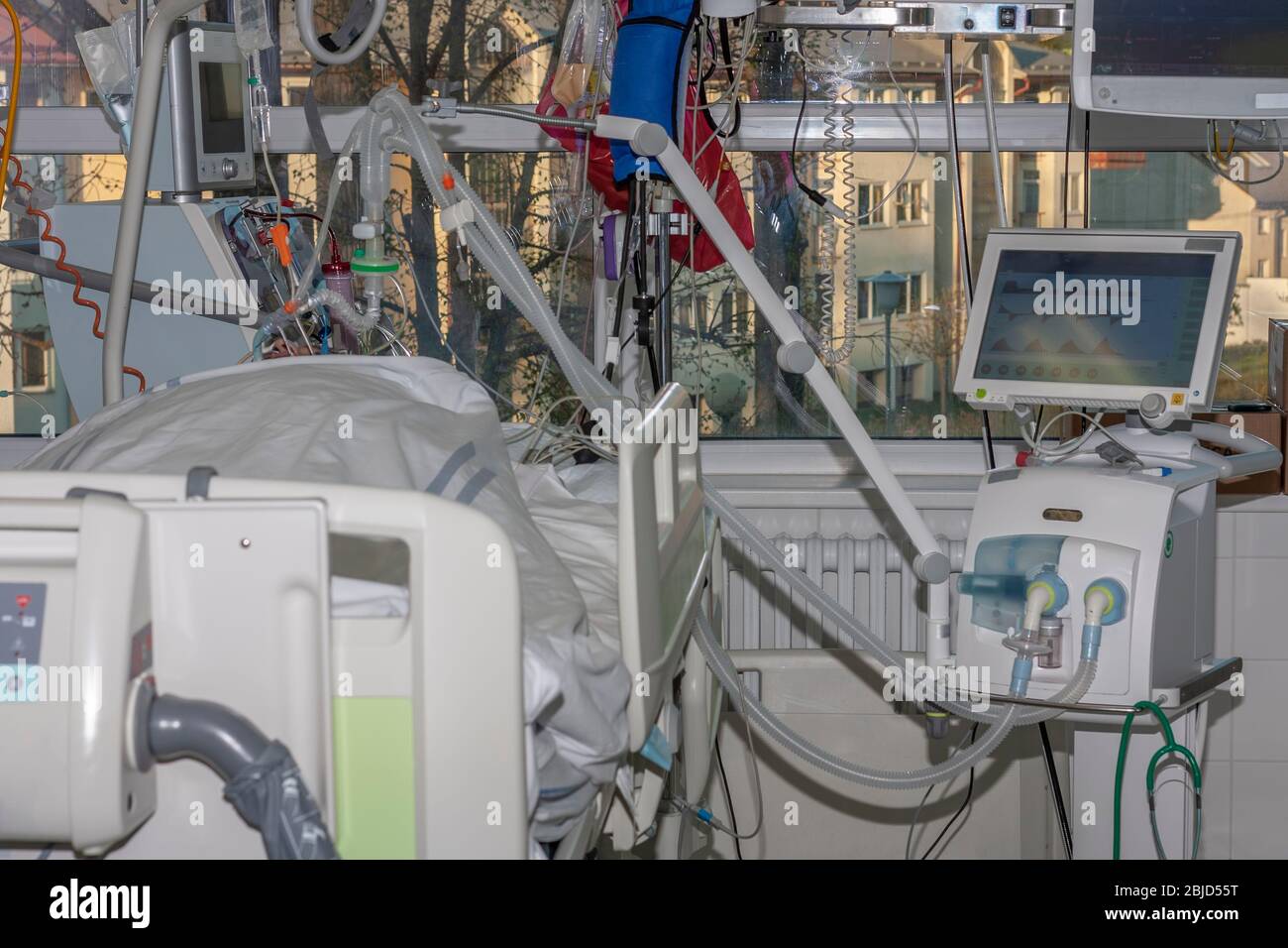 Isolationsraum auf der Intensivstation. Patient angeschlossen an ...