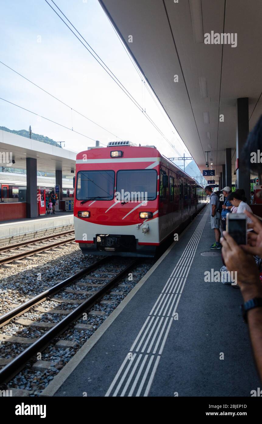 Matterhorn Gotthard Bahn Ankunft am Bahnhof Visp in der Schweiz ...