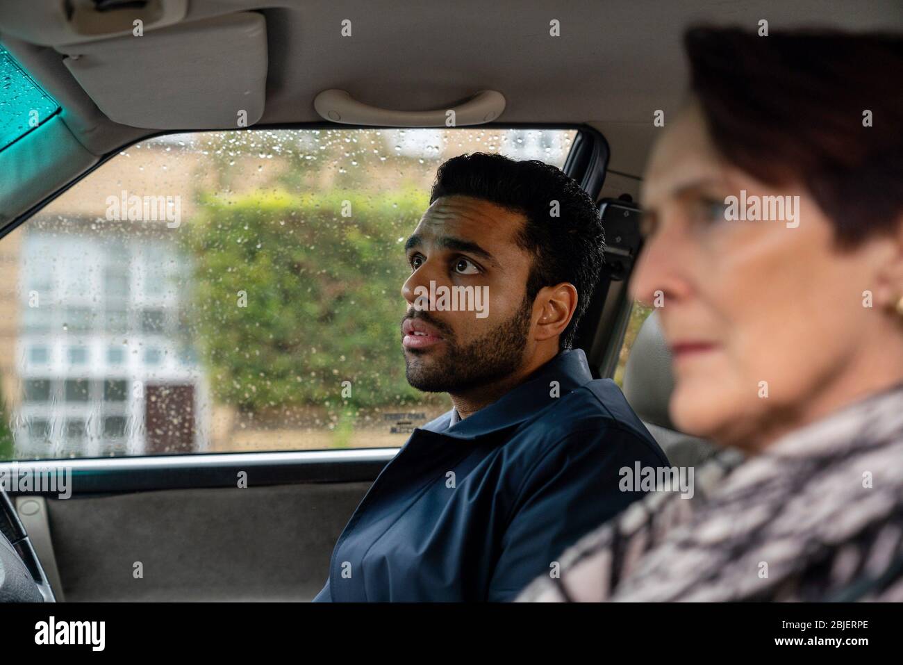 KILLING EVE, von links: Raj Bajaj, Fiona Shaw (Staffel 3, ep. 303 ...